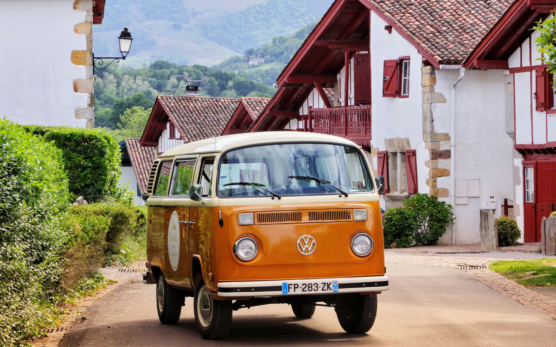 Guided tour of the basque country in VW Combi from the 70's | Txiki Combi