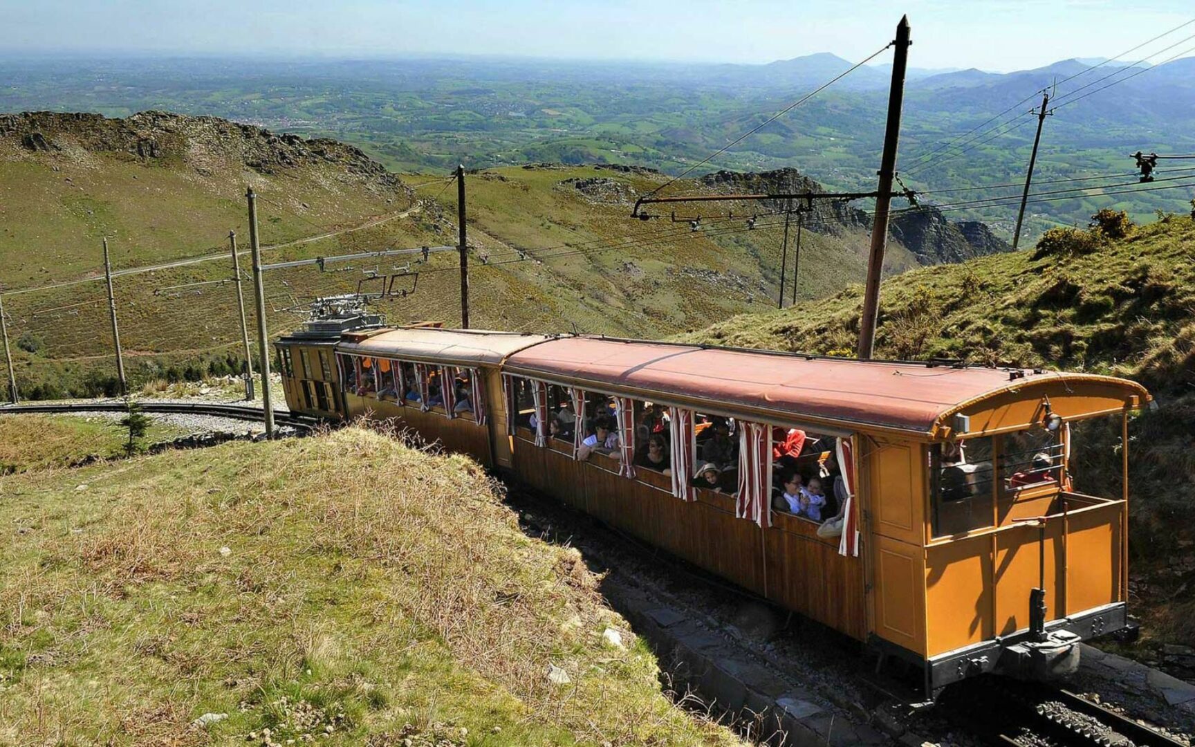 Comment Visiter la Rhune au Pays Basque - Txiki Combi | Pays-Basque